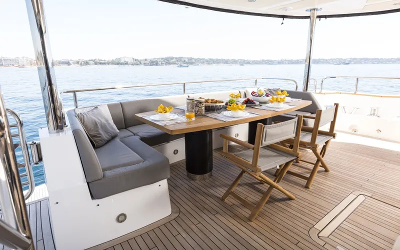 KUDOS yacht for charter (Sunseeker, 28m, 2014)